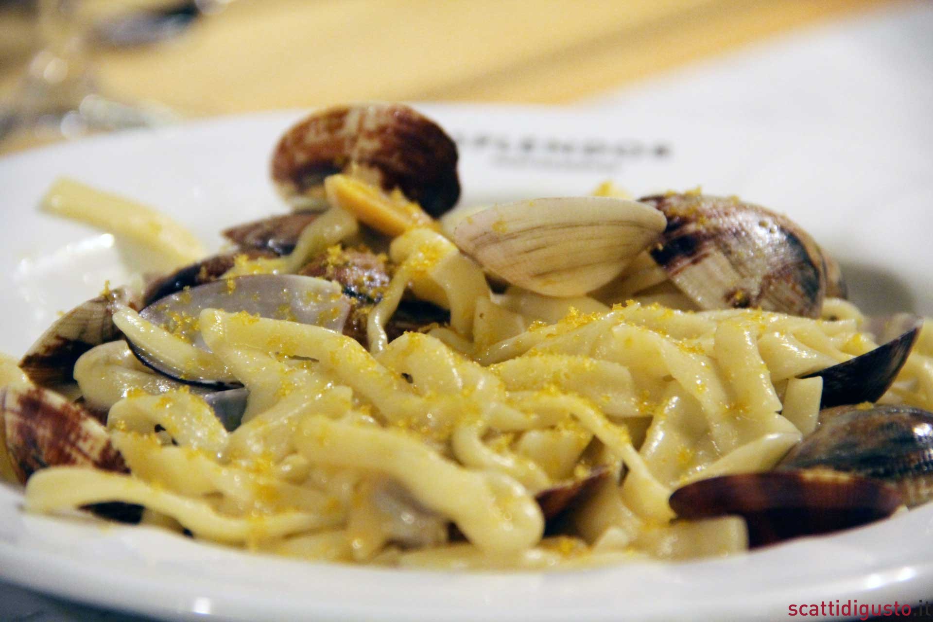 Splendor Parthenopes, Napoli gastrofighetta a Roma con vintage e pizza