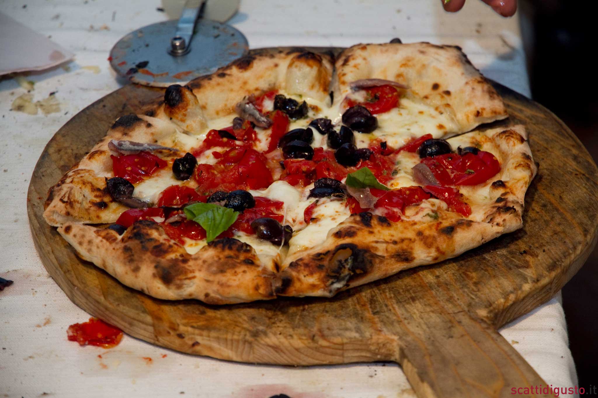 I pizzaioli insegnano a scegliere la farina e a stendere l'impasto