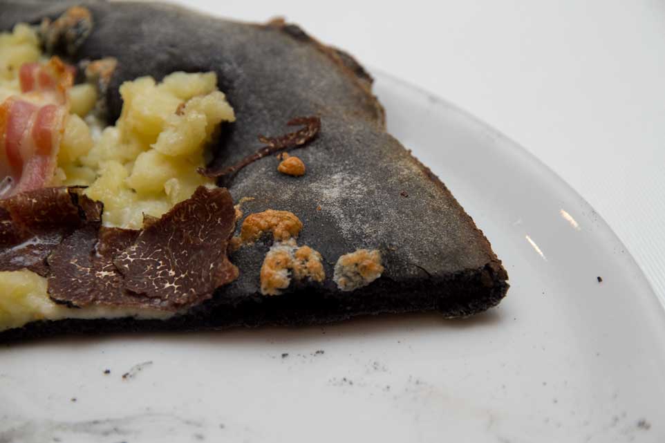 Pizza nera da stella Michelin