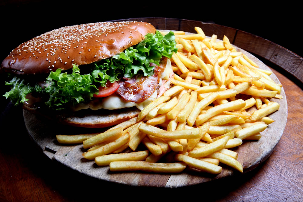 Rimini. Mangia hamburger di 1,2 kg in 25 minuti e non paghi
