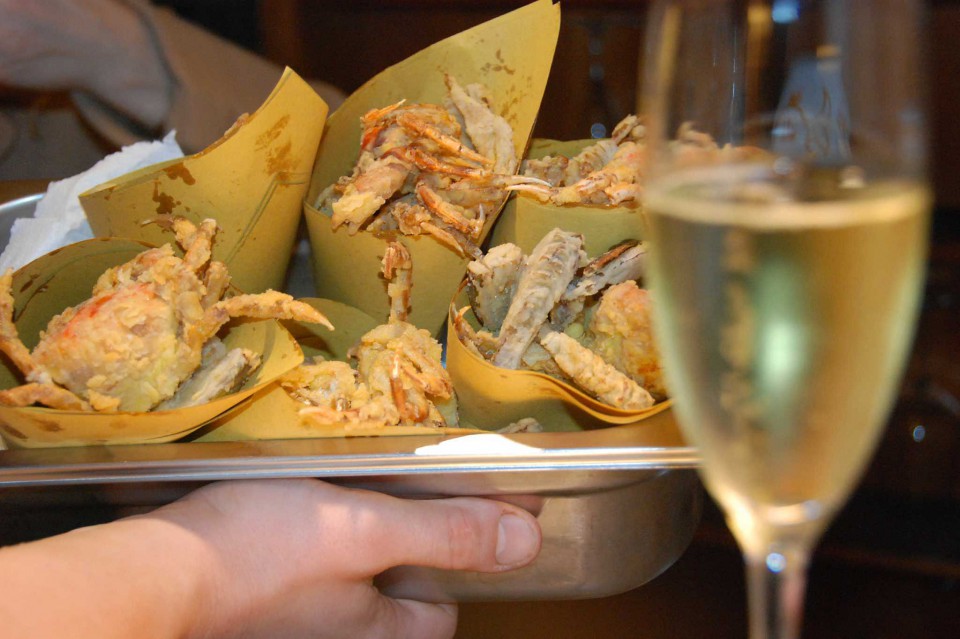 Moeche: andar per i migliori bacari di Venezia assaggiando granchi