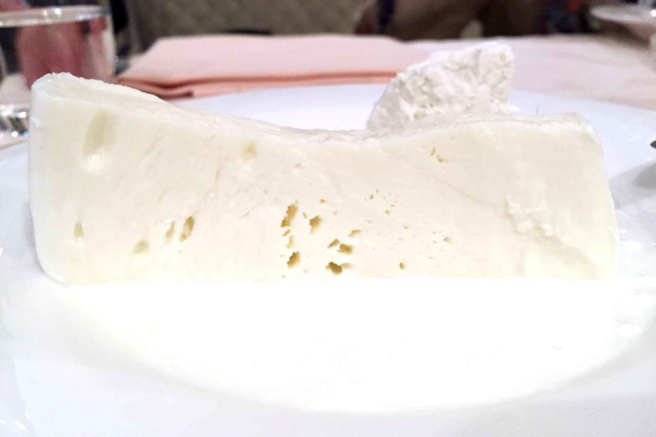 Mozzarella di bufala. Guida per scegliere tra bocconcini, aversana, treccia