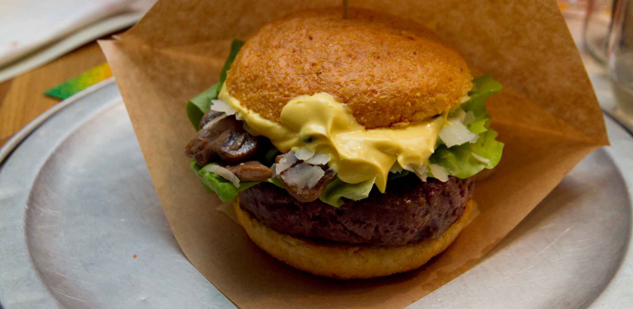 Milano. Un hamburger Ham Holy Burger per combattere la pizza