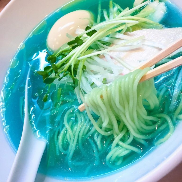 Le foto del ramen che diventa blu con la spirulina: ecco dove mangiarlo