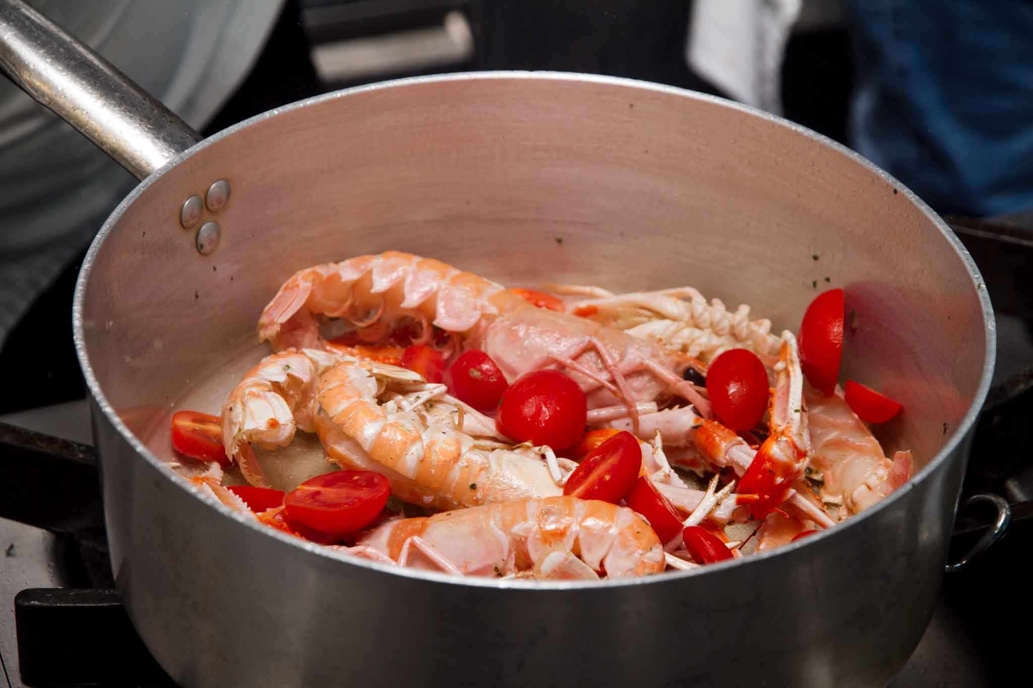 Pasta con scampi. La ricetta perfetta è con linguine e ingredienti stellari