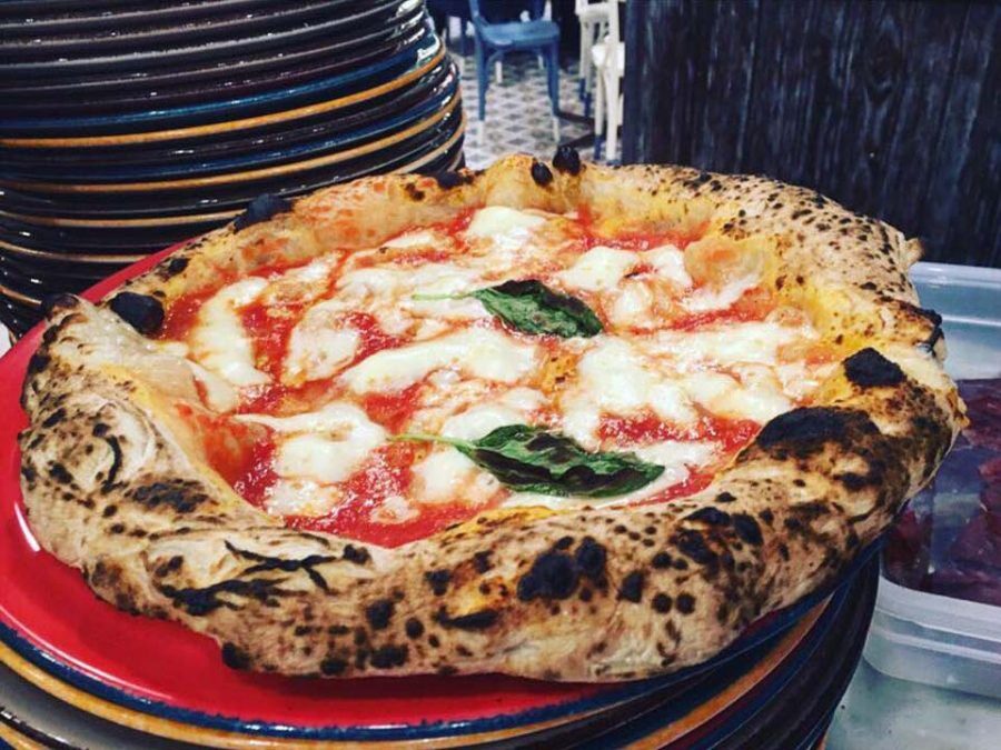 Milano Isola. Com'è e quanto costa la pizza canotto della pizzeria Assaje