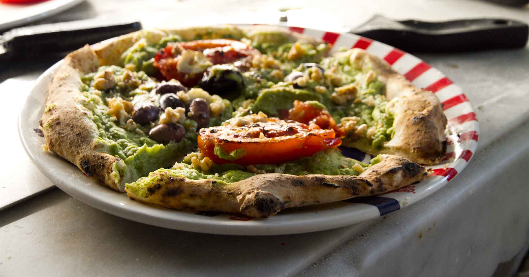 Com'è Pascalina, la pizza anti tumore preparata da Gino Sorbillo