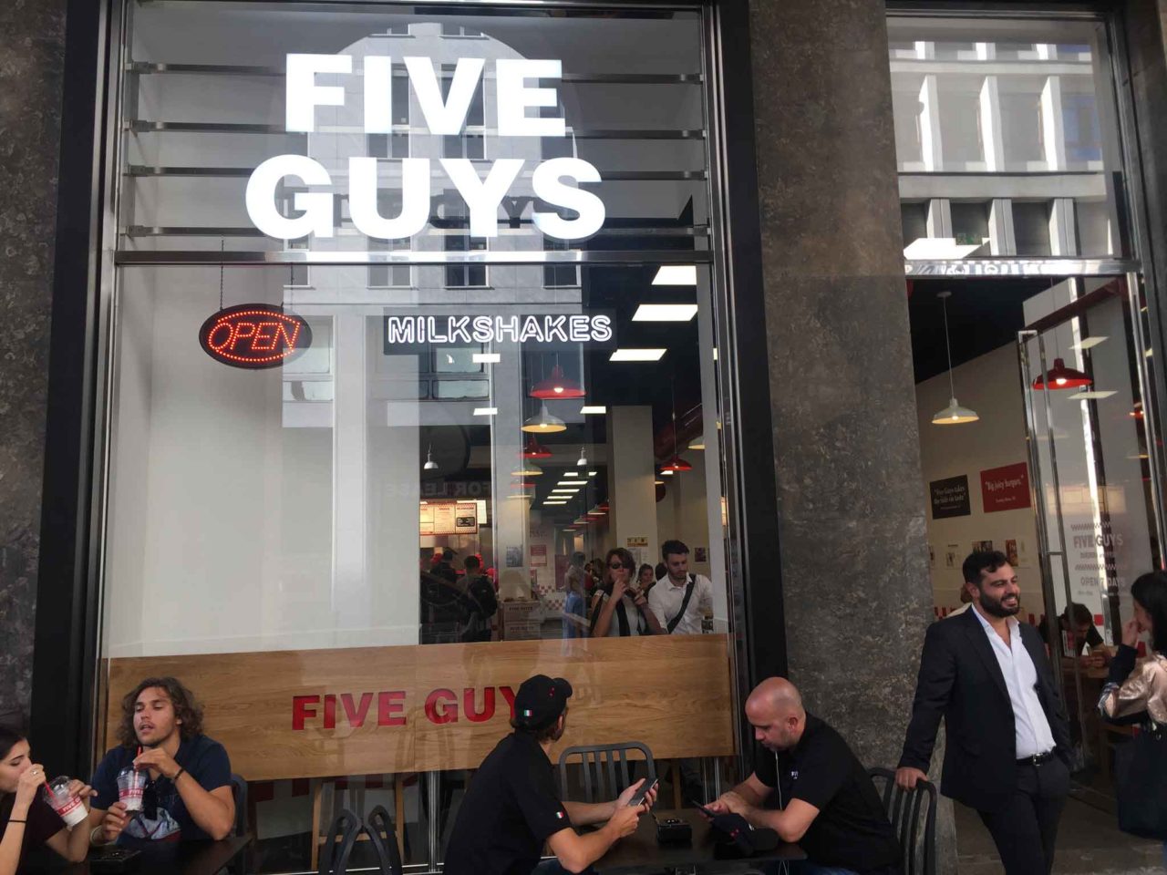 Milano. Gli hamburger di Five Guys sono arrivati e io li ho mangiati