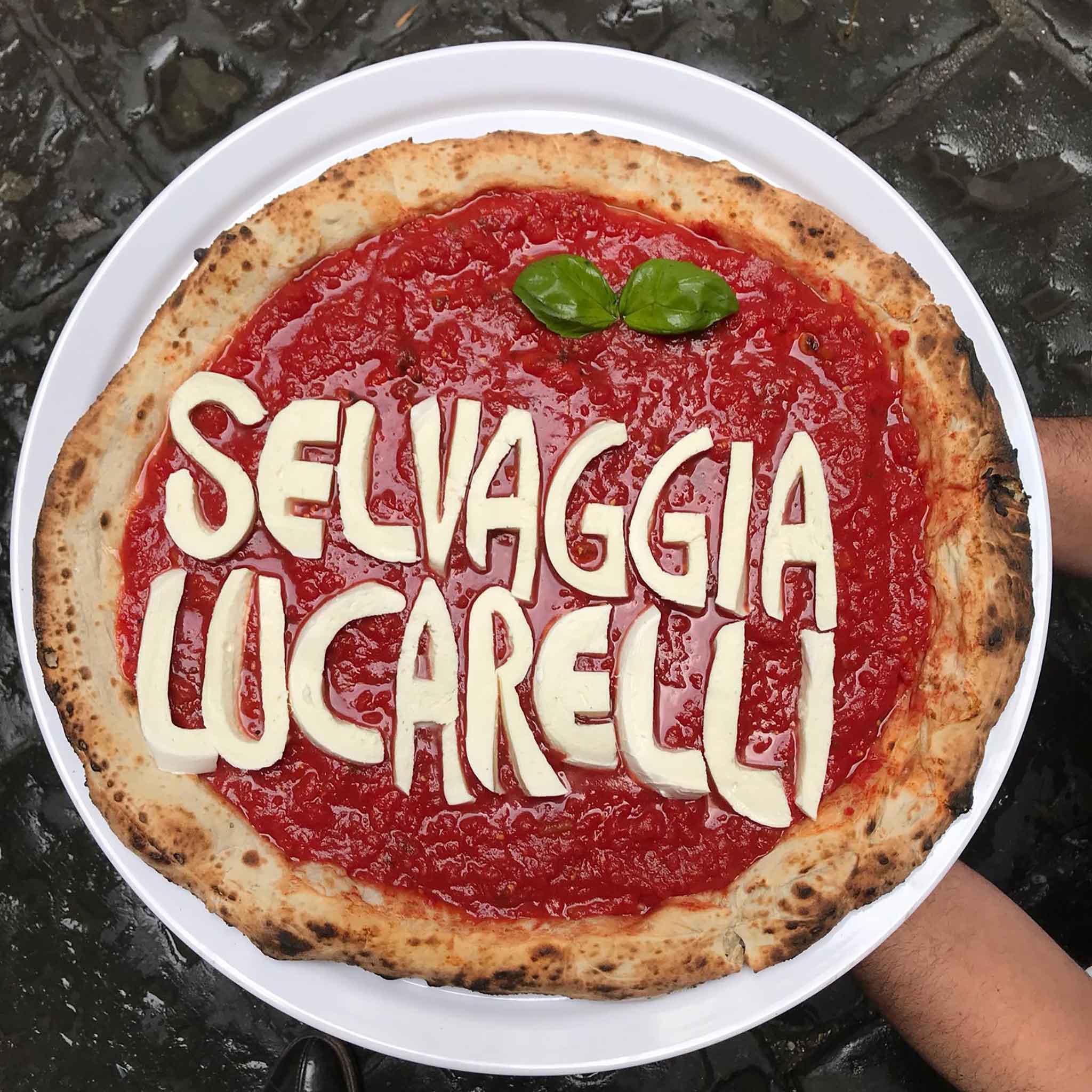 Pizza e bomba. Gino Sorbillo risponde all'egocentrica Selvaggia Lucarelli