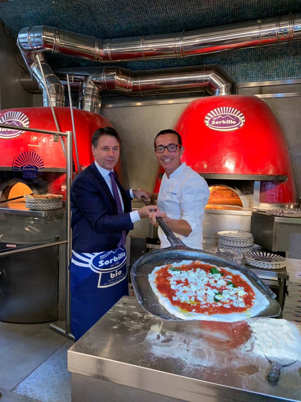 Il premier Conte prepara la pizza con la farina segreta da Gino Sorbillo