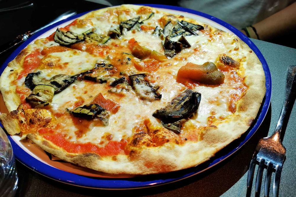 Cosa c'è di folle nella pizza di Flavio Briatore a Londra