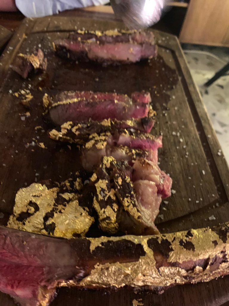 Salt Bae, la bistecca d'oro a 650 € spiegata da Luciano Bifulco