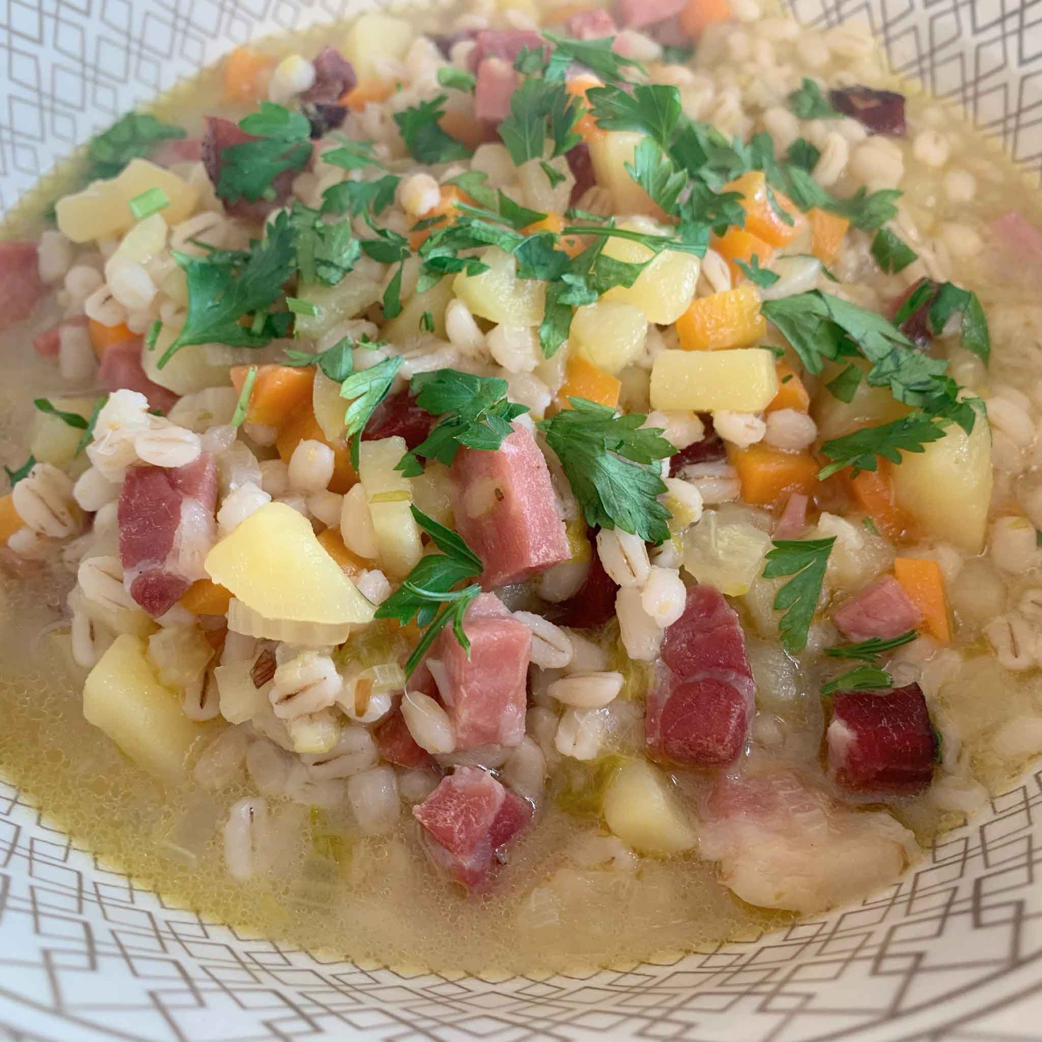 Zuppa d’orzo, ricetta semplice di una pietanza che risolve le cene ...