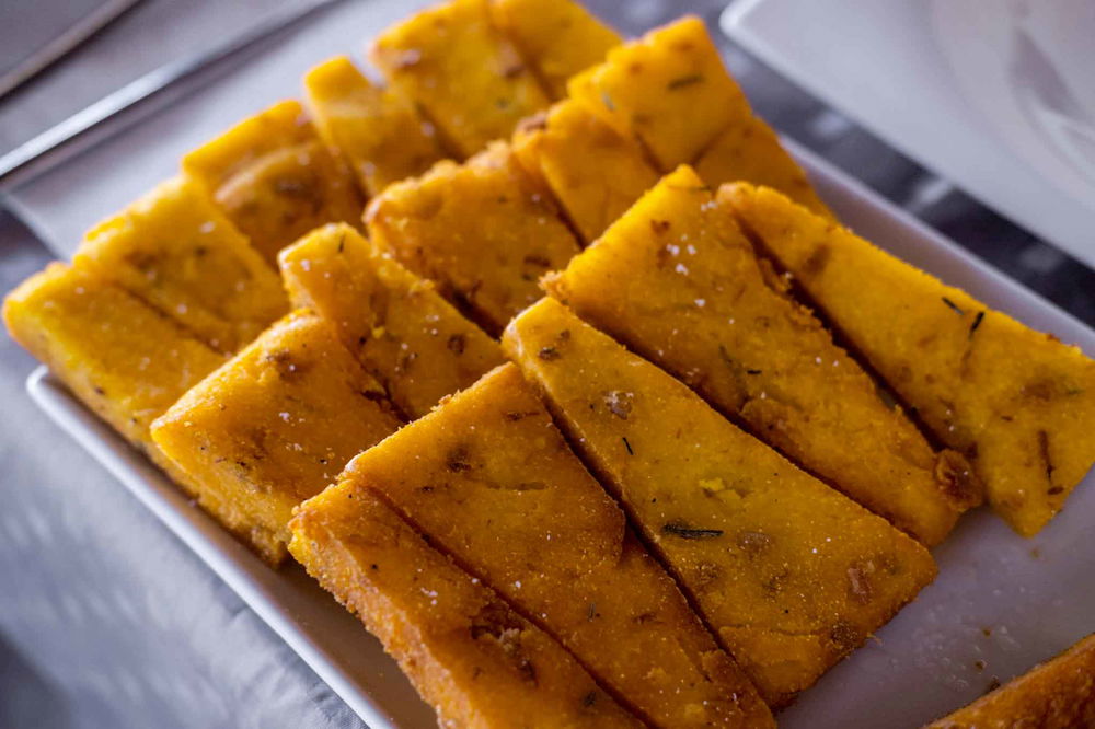 Scagliozzi fritti: triangoli di polenta fatti in casa con la ricetta ...