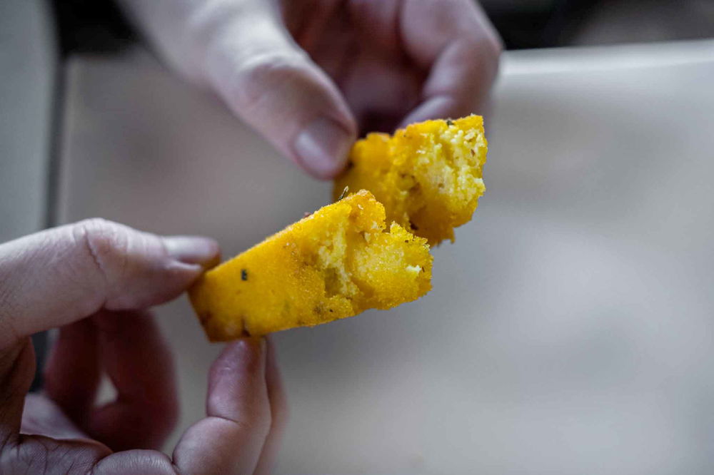 Scagliozzi fritti: triangoli di polenta fatti in casa con la ricetta ...