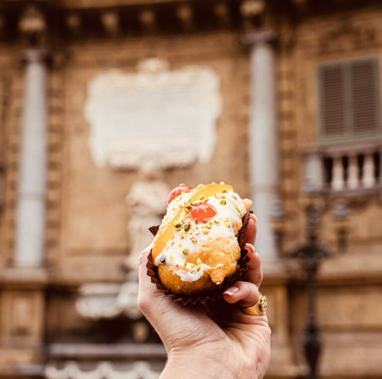 Sfinci di San Giuseppe siciliane gonfie e morbide, fritte e al forno