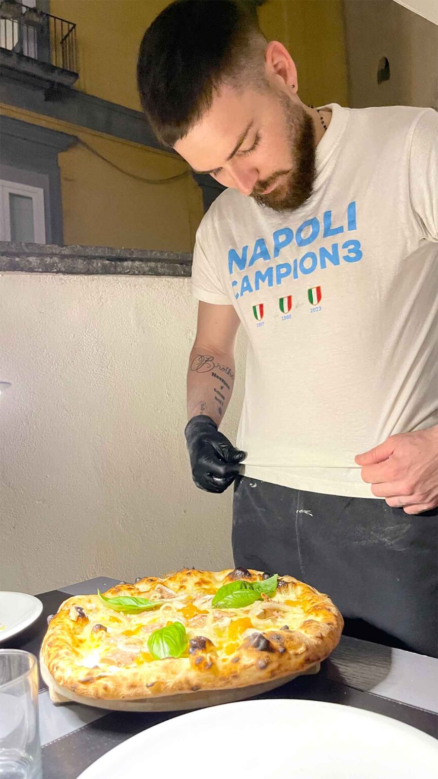 Tonno e cipolla, pizza perfetta di Davide Ruotolo a Napoli - CucinoFacile
