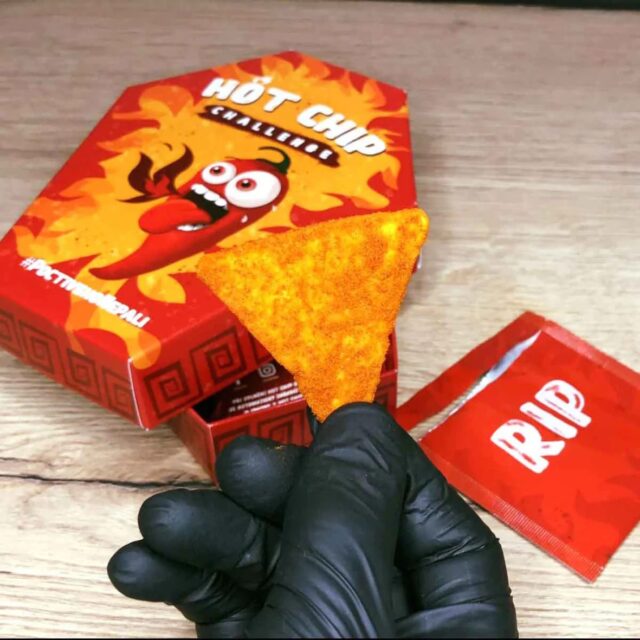Hot Chip Challenge, patatine piccanti in una bara: sono illegali?