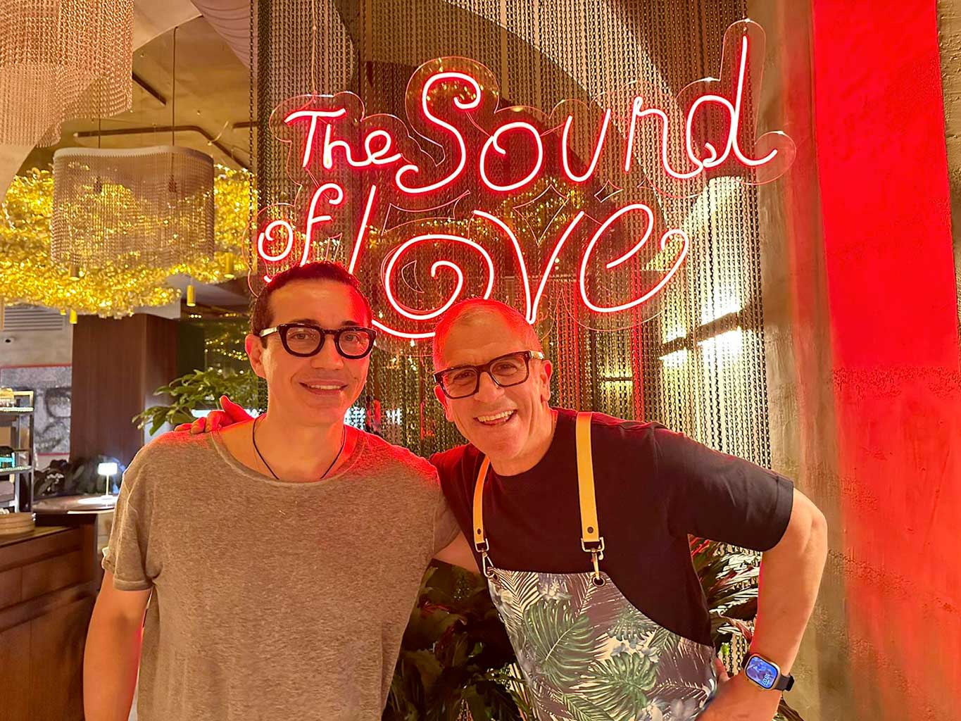 Max Mariola apre sul lungomare di Napoli