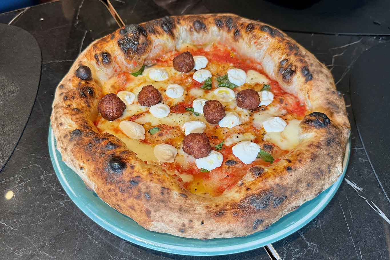 Vincenzo Capuano a Torino, pizze e prezzi della nuova pizzeria