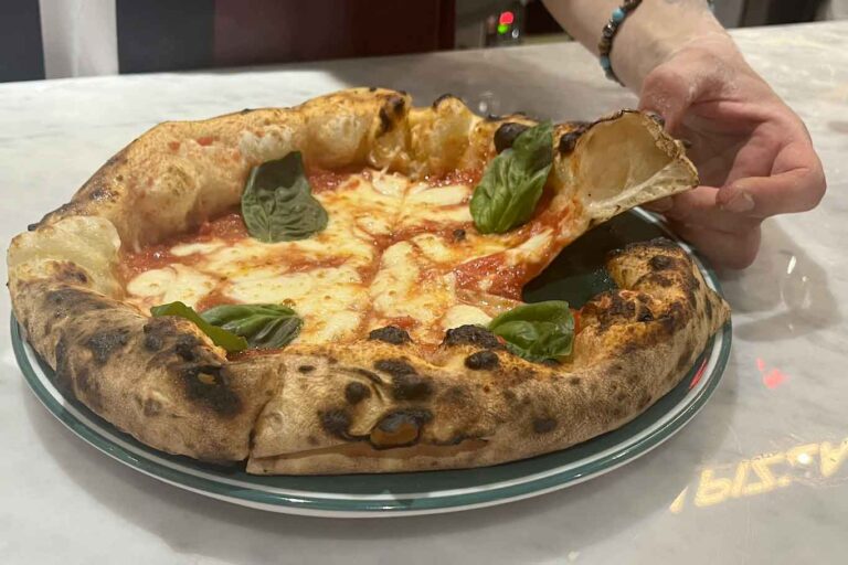 Vincenzo Capuano a Torino, pizze e prezzi della nuova pizzeria