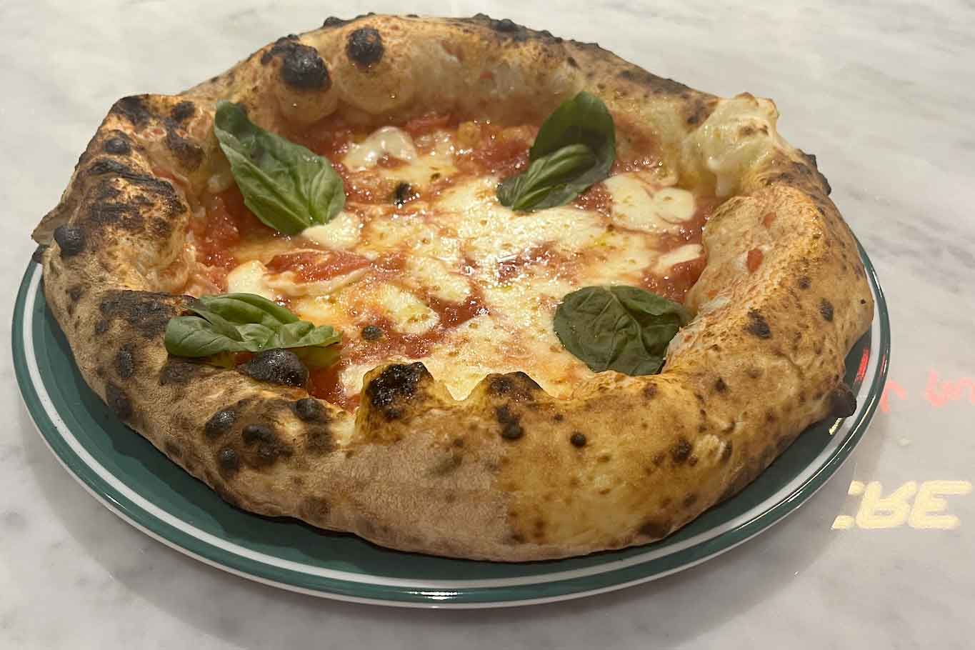 Vincenzo Capuano a Torino, pizze e prezzi della nuova pizzeria