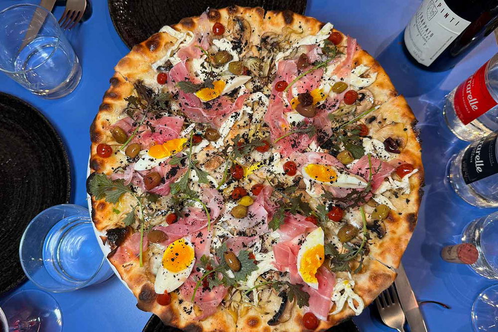La recensione di 5 pizze di TAC valutano ottima la pizzeria a Roma