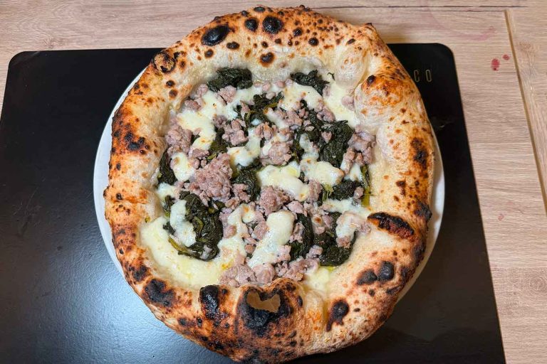 Pizza salsiccia e friarielli, le 31 migliori a Napoli e dintorni: da film