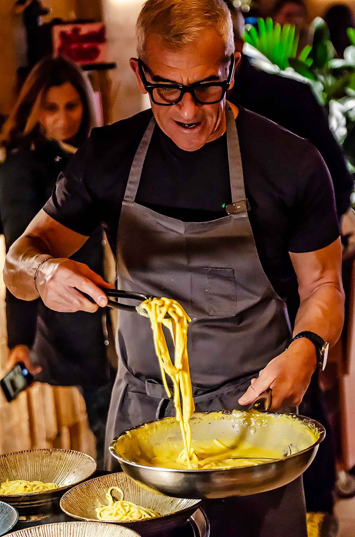 Max Mariola apre il bistrot a Milano dopo 22.000 carbonare vendute