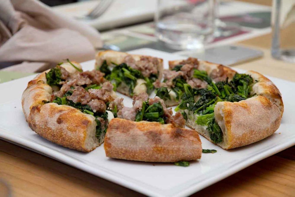 Pizza salsiccia e friarielli, le 31 migliori a Napoli e dintorni: da film