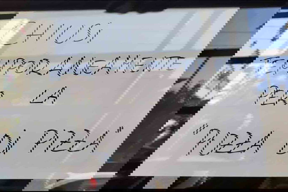 Pizzeria chiusa a Portici per la puzza di pizza: la storia è vecchia