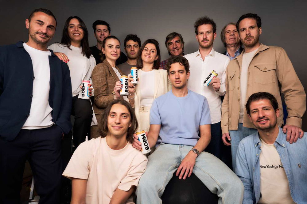 Boem, cosa fa Leonardo Del Vecchio con i drink di Fedez e Lazza