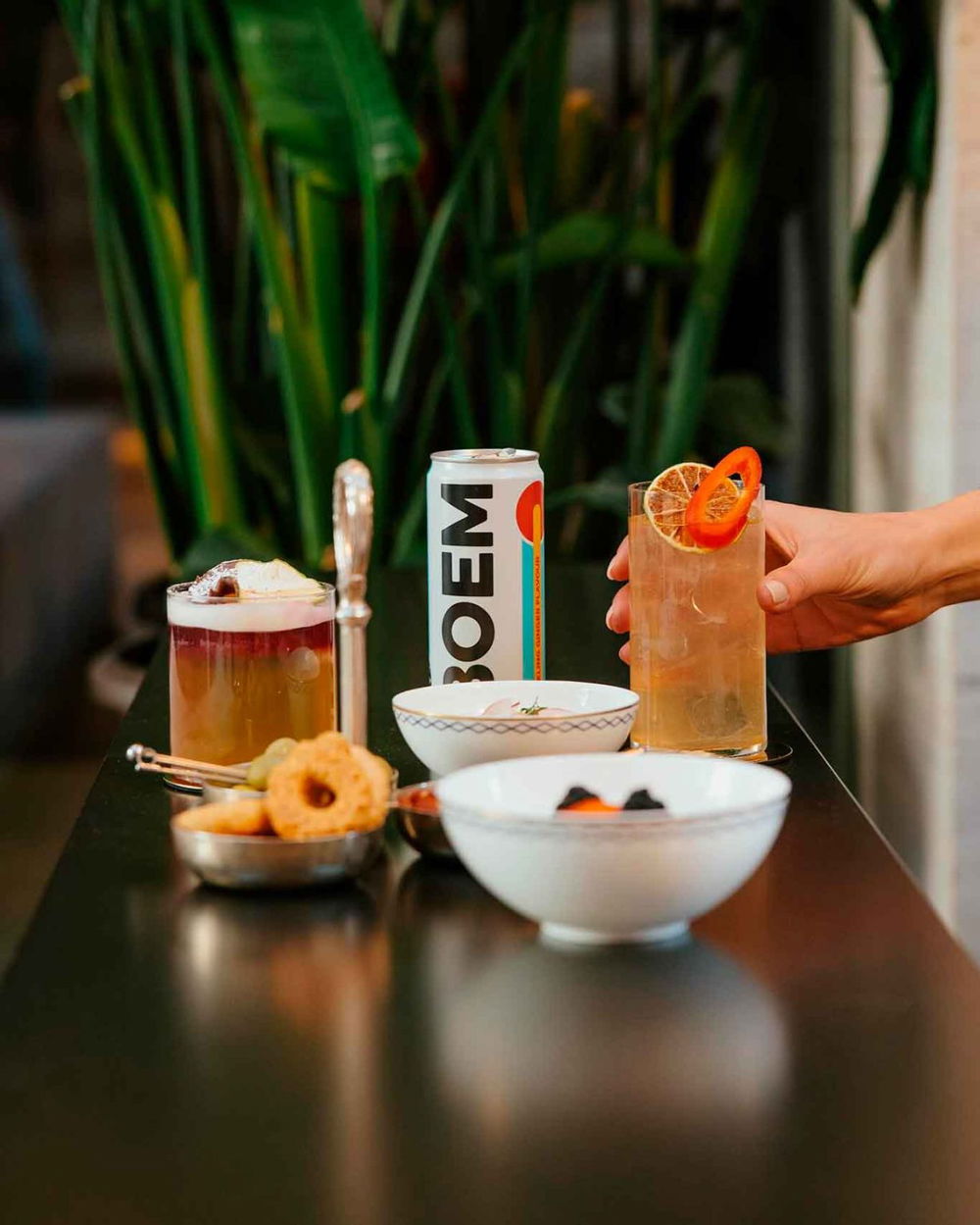 Boem, cosa fa Leonardo Del Vecchio con i drink di Fedez e Lazza